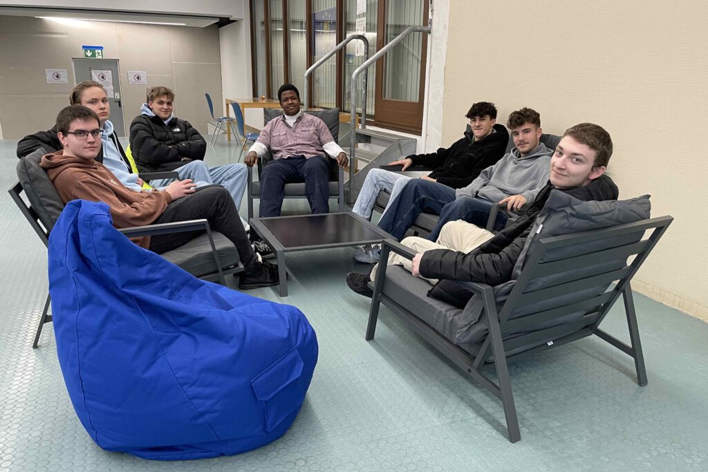 Neue Sitzgruppen in der Aula – Ein weiterer Erfolg des Fifty/Fifty-Projekts