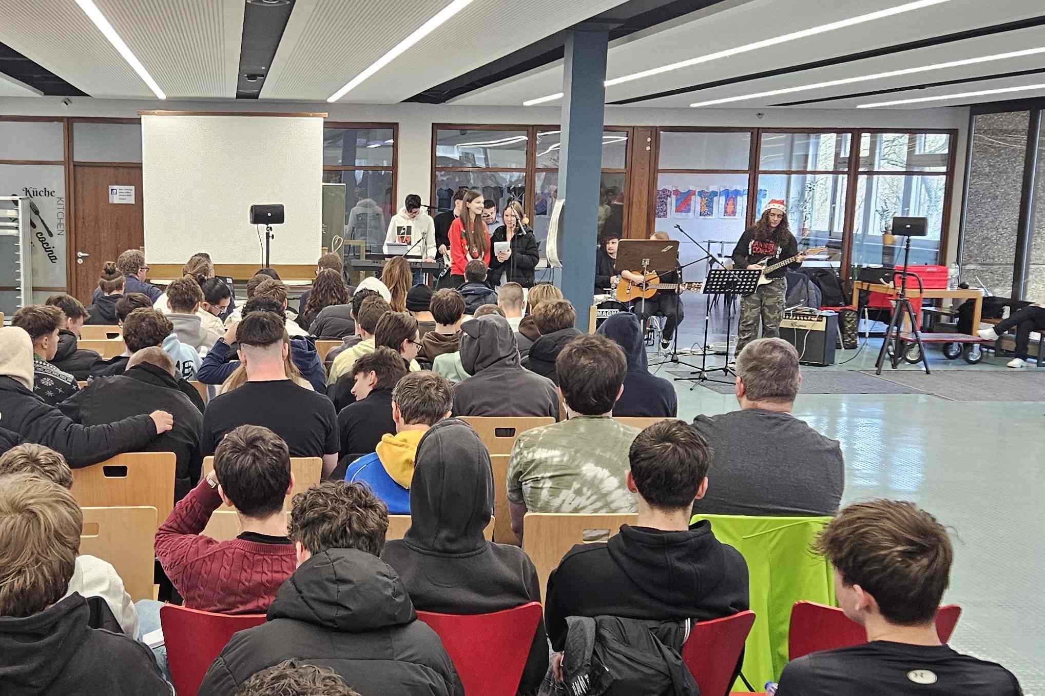 Adventsfeier an der HWS – Ein besinnlicher Start in die Weihnachtsferien